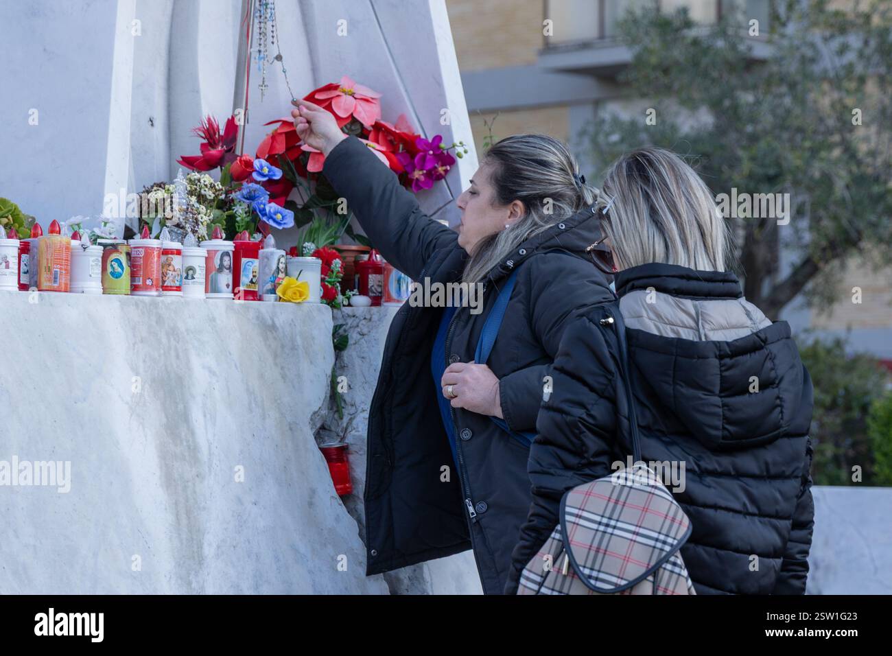 Rome, Italy. 20th Feb, 2025. Faithful pray for Pope Francis under the ...