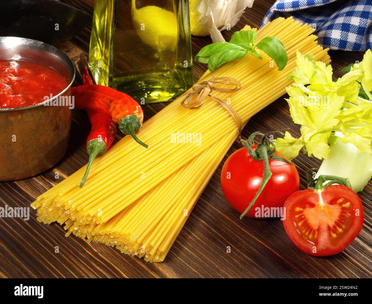 Italian noodles takeaway lunch hi-res stock photography and images - Alamy