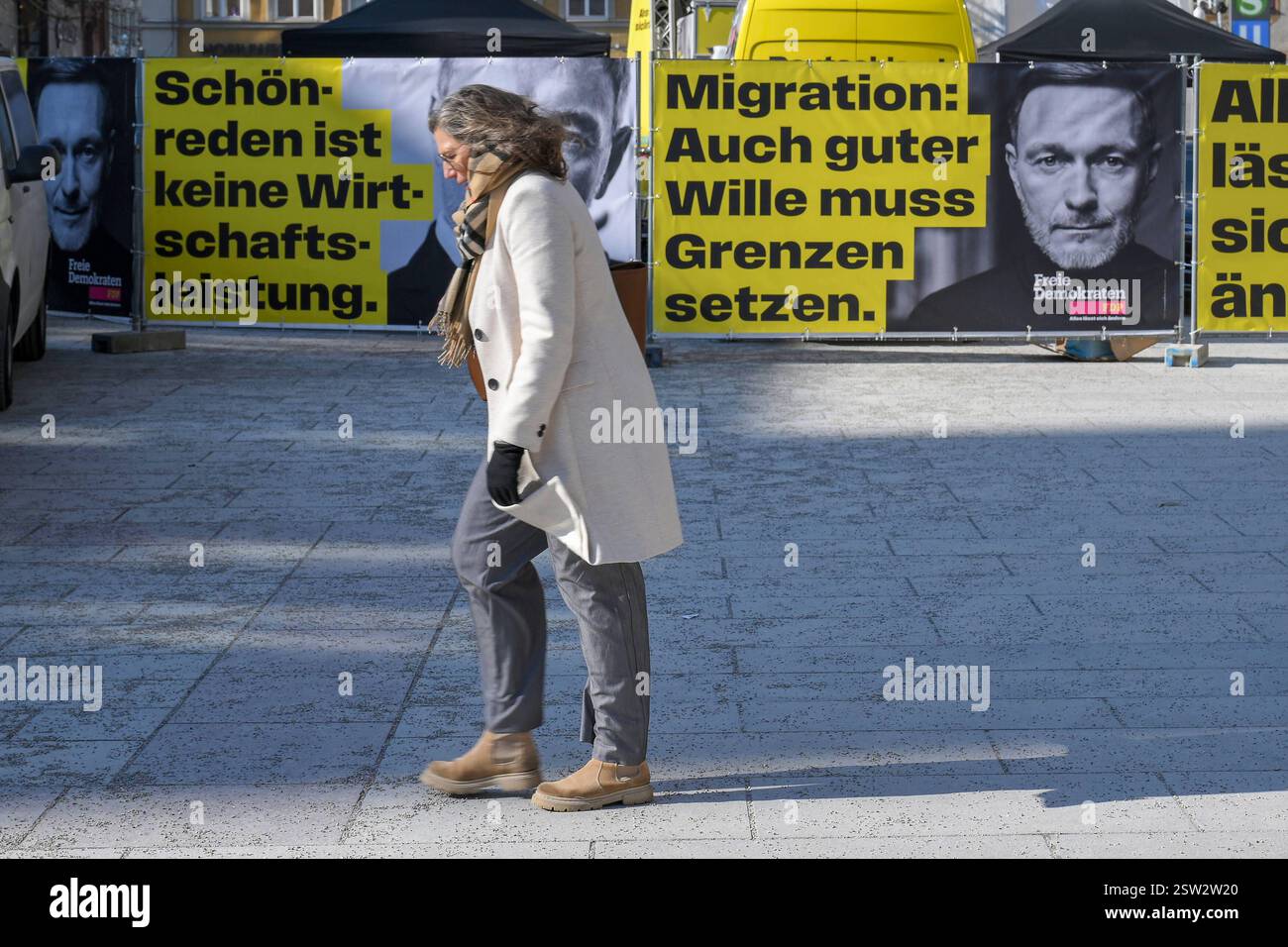 Muenchen Wahlplakate zum Wahlkampftermin der FDP auf dem Marienplatz in Muenchen, 18.02.2025 ...