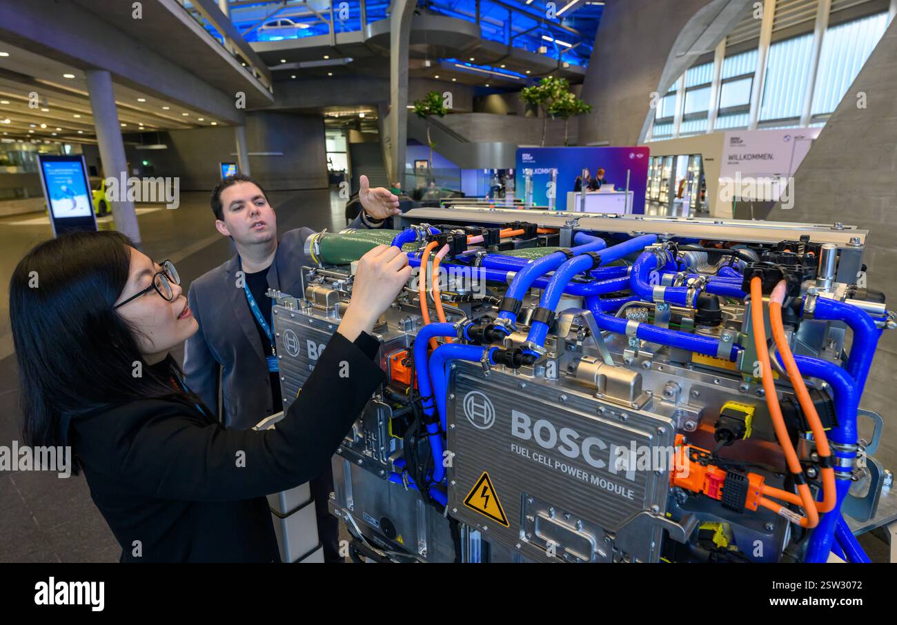 20 February 2025, Saxony, Leipzig: Liang Zhou and Benjamin Hahn from ...