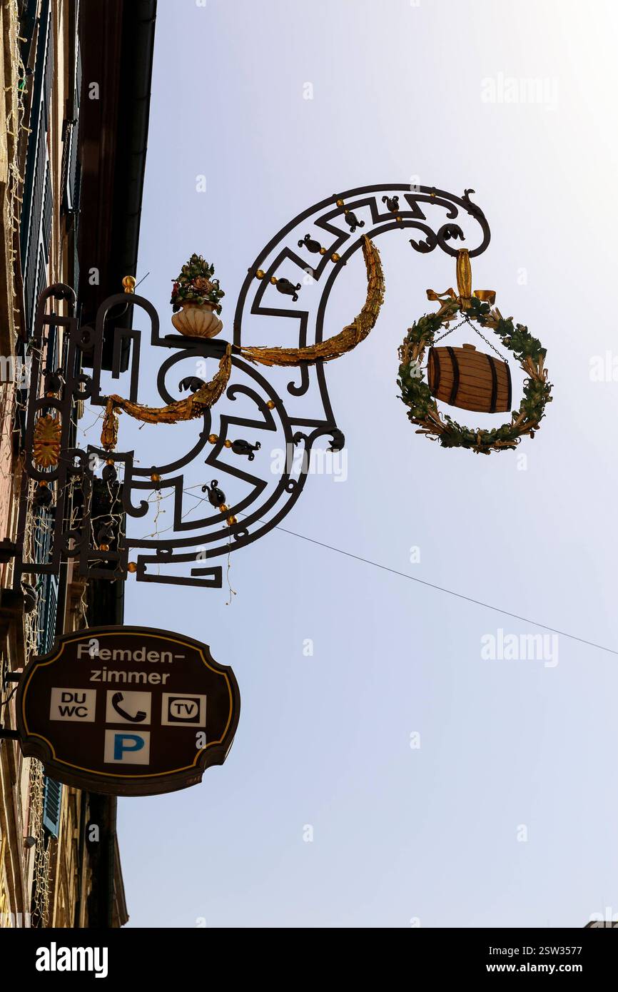 Nasenschild mit Bierfass an einer Fassade in der Gärtnerstadt von Bamberg, Bayern, Deutschland ...