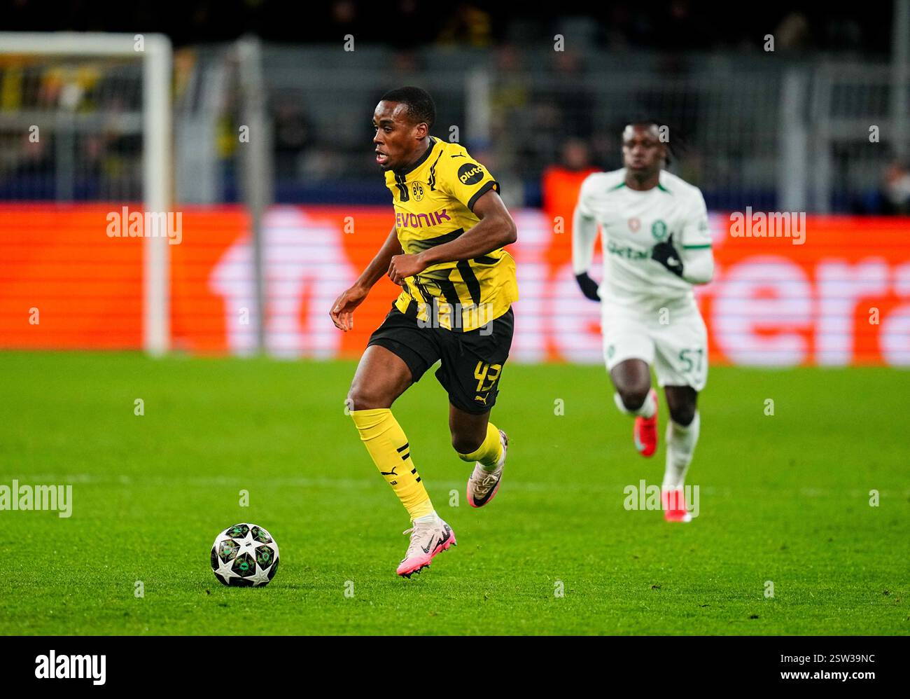 Dortmund, Germany. 19th Feb, 2025. February 19 2025: Jamie Gittens of Borussia Dortmund controls ...
