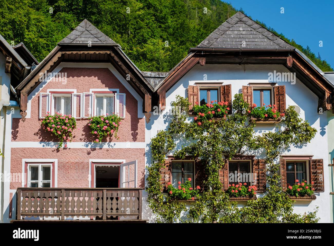 Charming traditional architecture adorned with flowers in Hallstatt ...