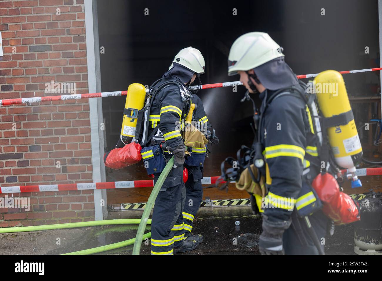 Cologne, Germany. 20th Feb, 2025. Firefighters fight the fire after an ...