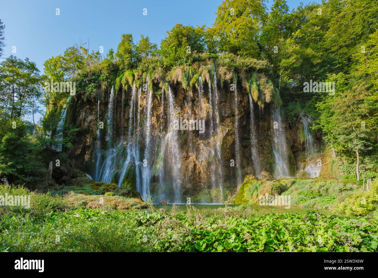 Discover the enchanting beauty of cascading waterfalls at Plitvice ...
