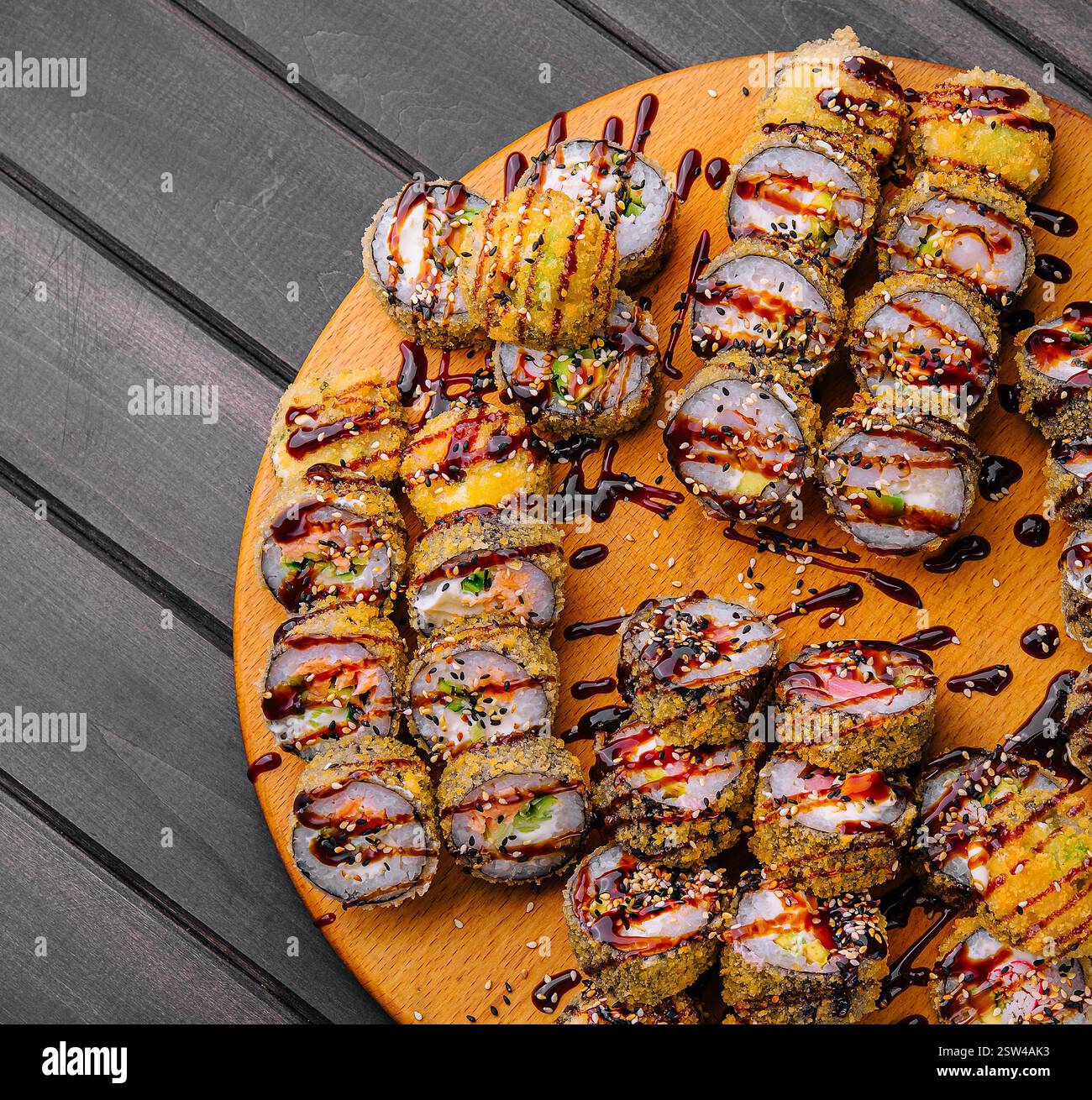 Warm tempura sushi roll with seafood Stock Photo - Alamy