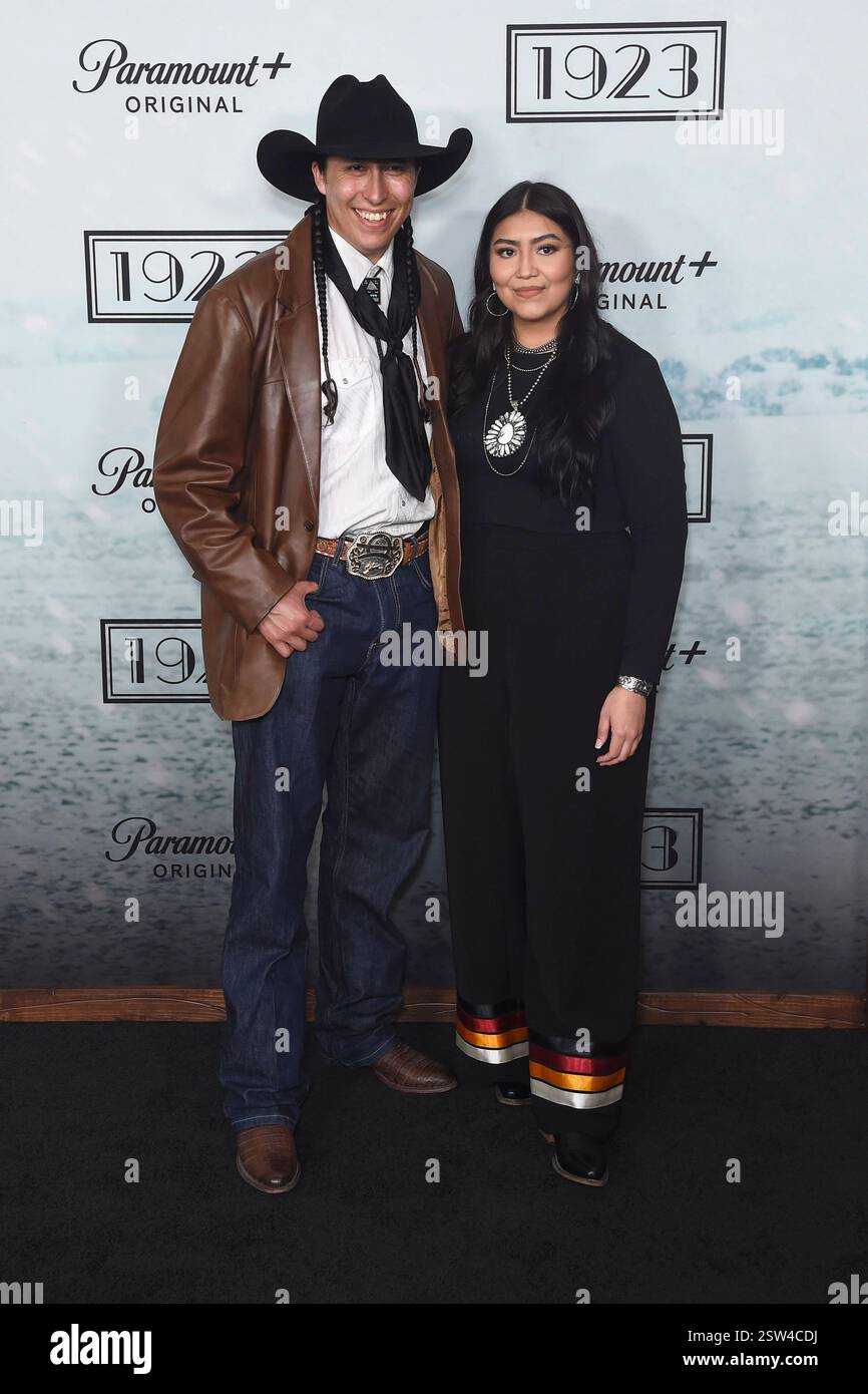 Dougie Hall mit Begleitung bei der Premiere der 2. Staffel der ...