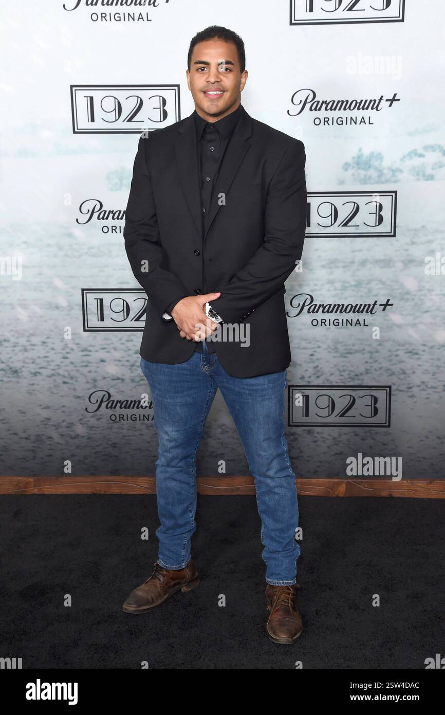 Michael Baca bei der Premiere der 2. Staffel der Paramount Serie 1923 im Harmony Gold Theater ...