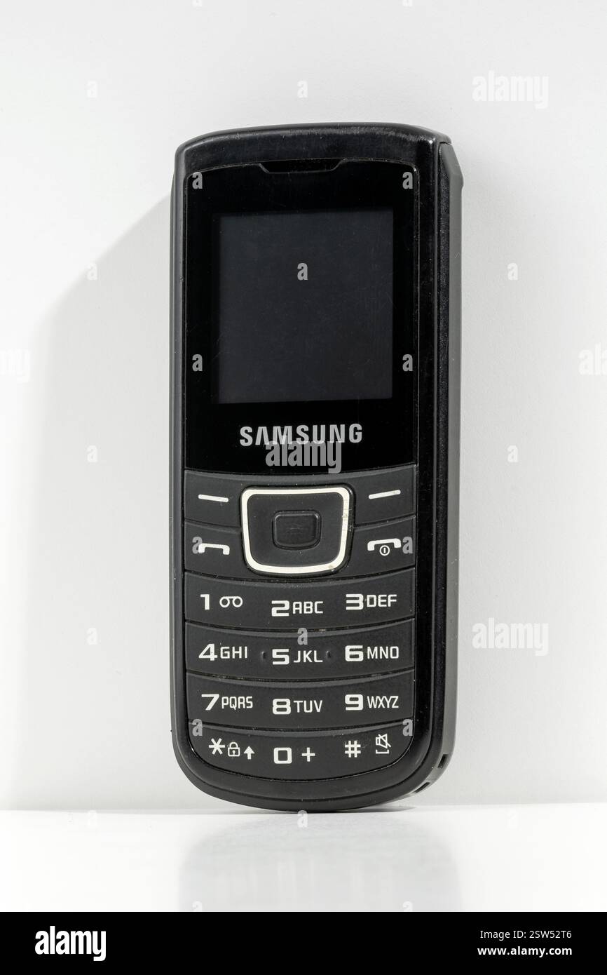 Classic mobile Samsung GT-E1100 phone showcasing early 2000s innovation ...