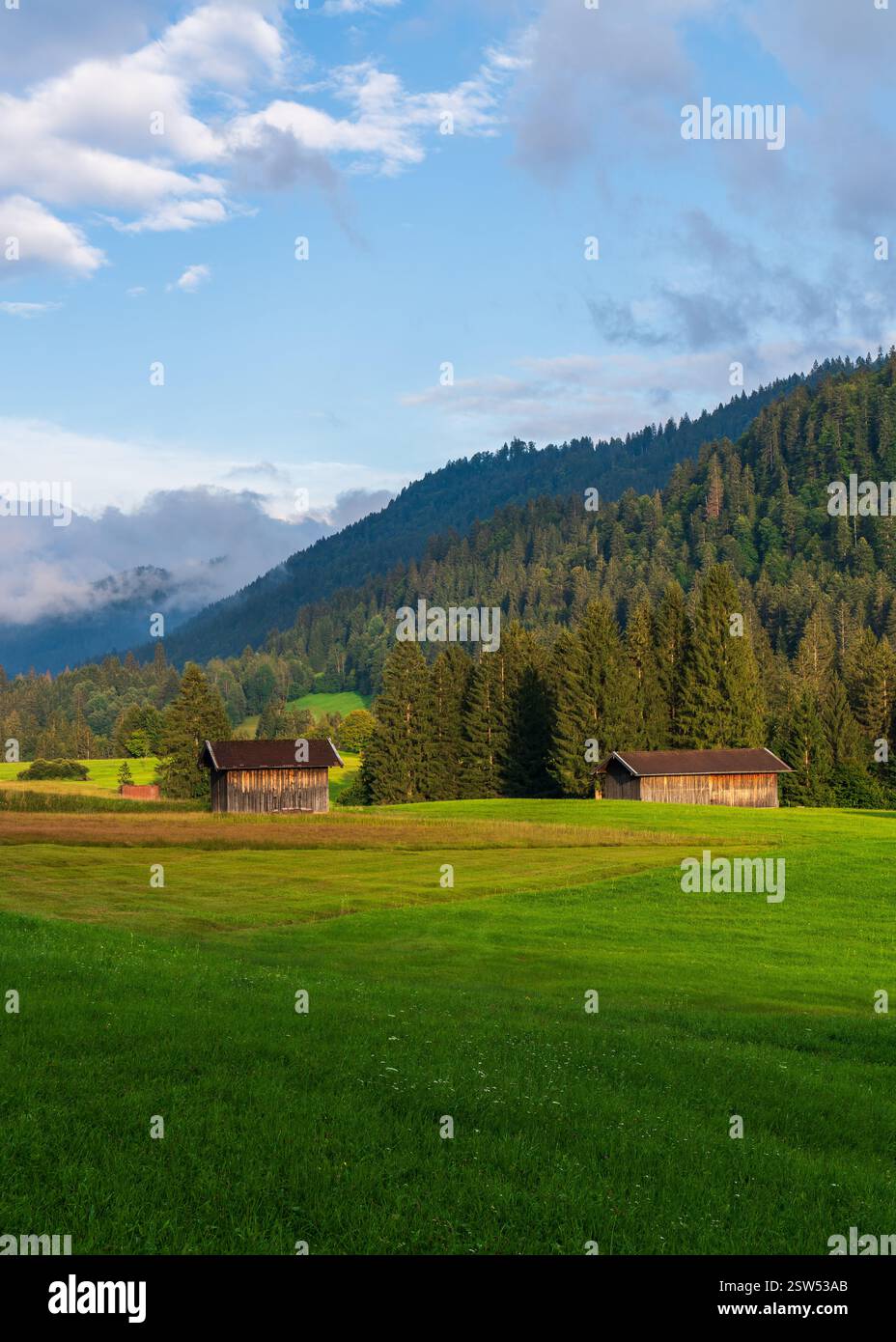 Traditional bavarian alpine houses hi-res stock photography and images ...