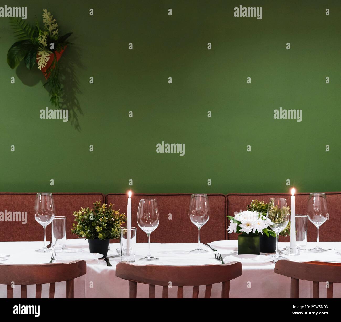 Elegant dining table setup with floral decorations Stock Photo - Alamy