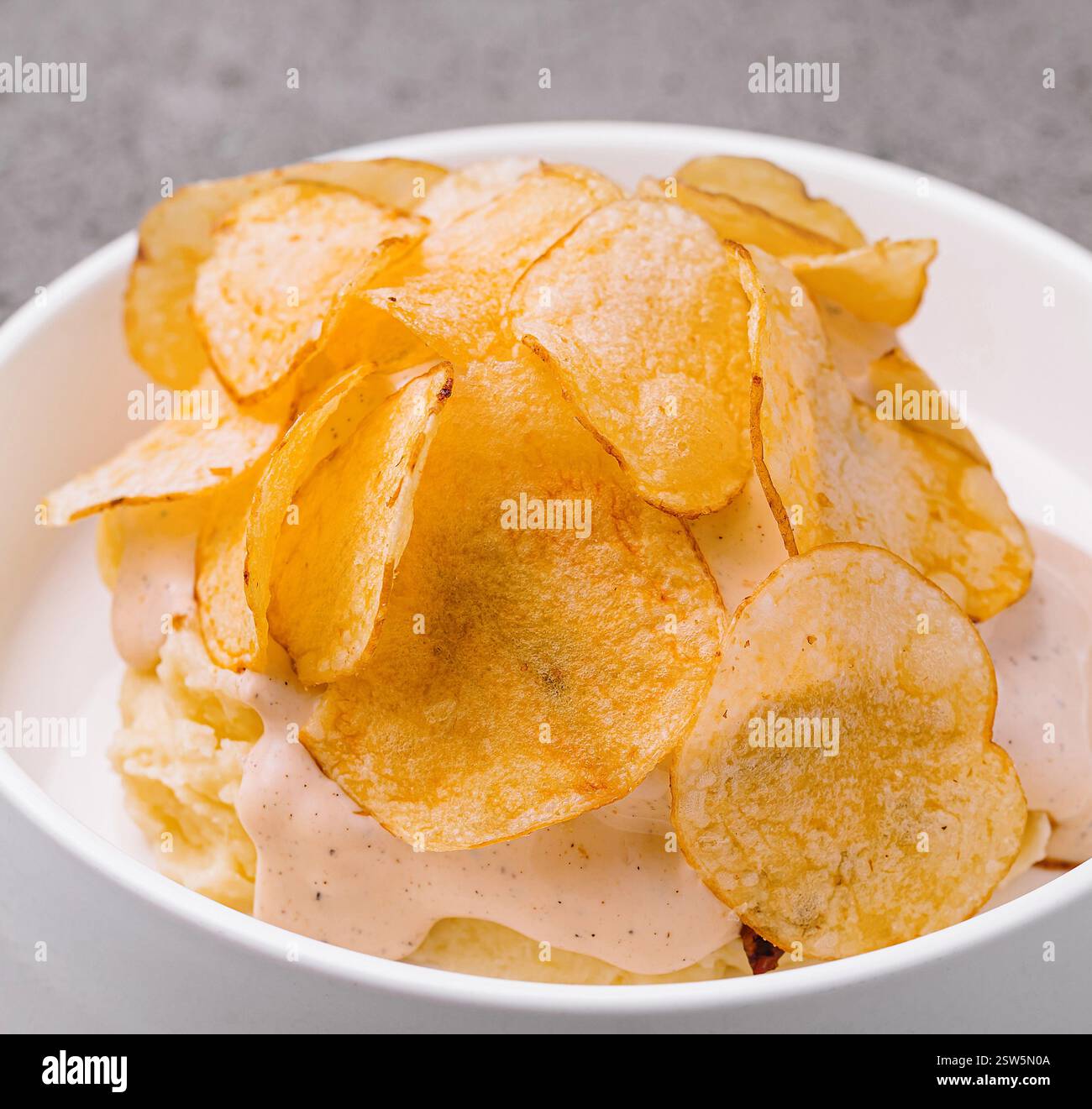 Bowl of crispy golden potato chips Stock Photo - Alamy