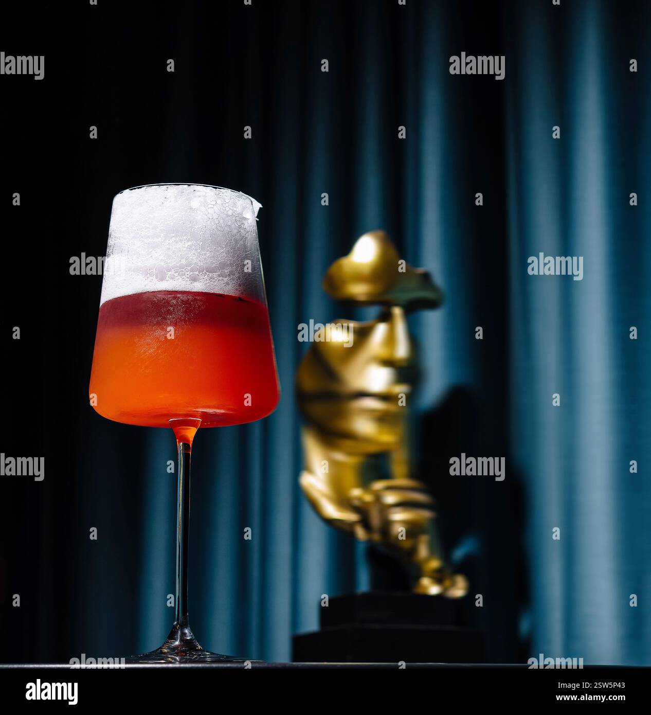 Dramatic lighting statue hi-res stock photography and images - Alamy