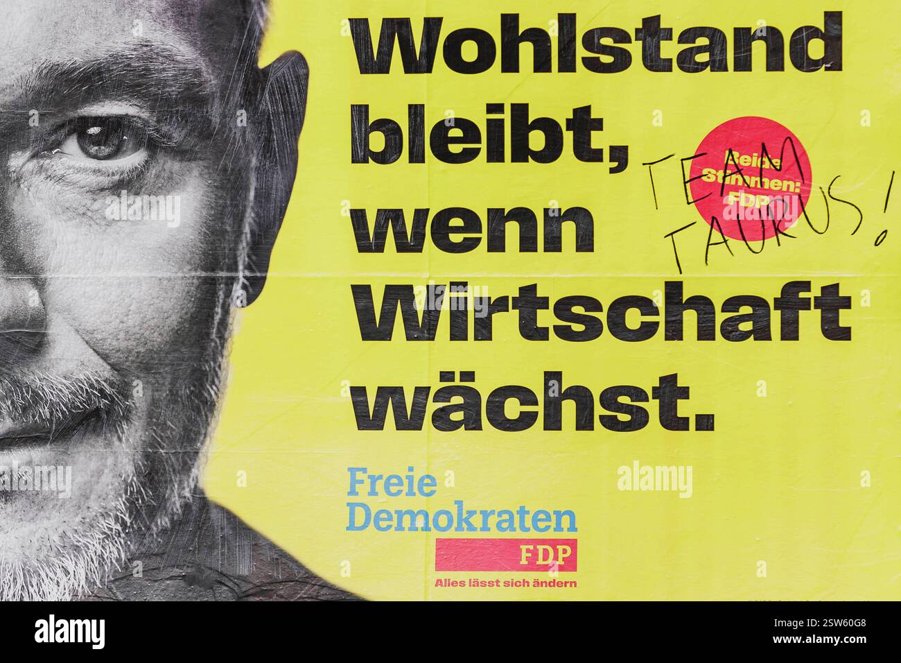 Ein beschmiertes Wahlplakat von der FDP mit Christian Lindner ...