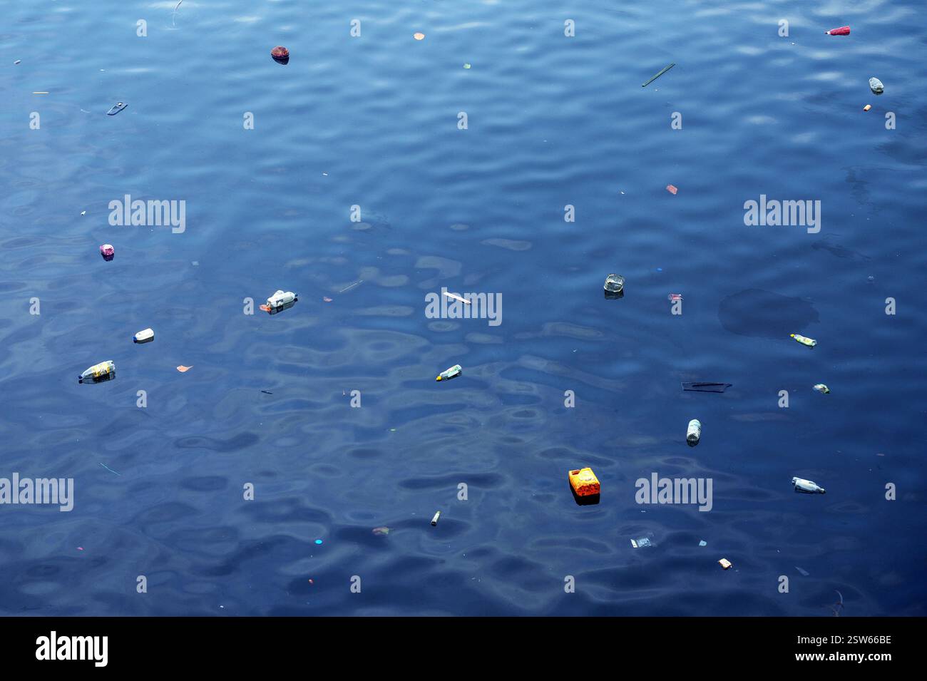 Plastic and petrochemical waste pollution in the Indian Ocean. Plastic ...