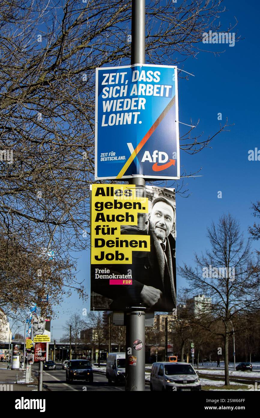 Wahlplakate der AfD und der FDP mit Christian Lindner für die ...