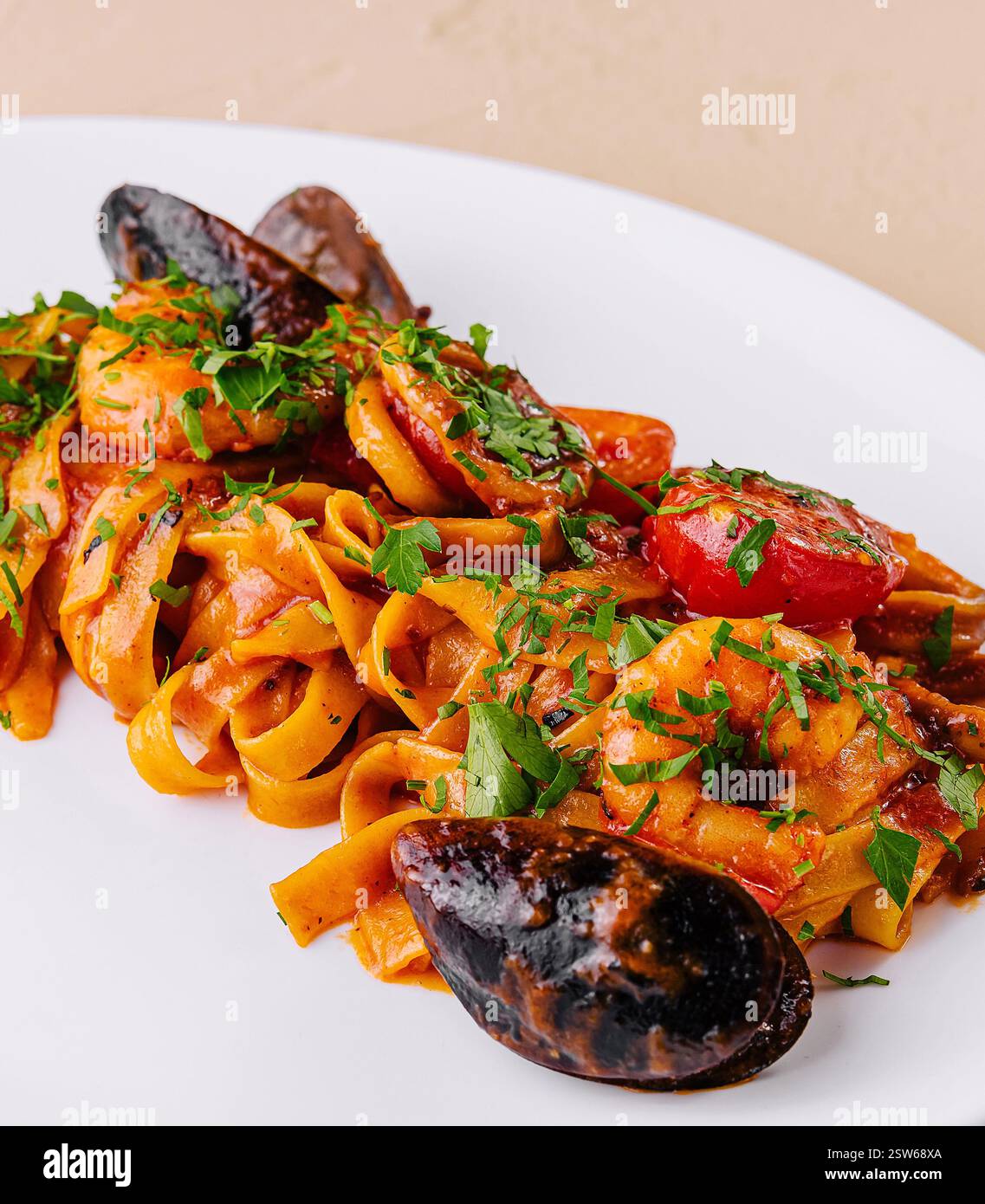 Pasta seafood tagliatelle mussels hi-res stock photography and images ...