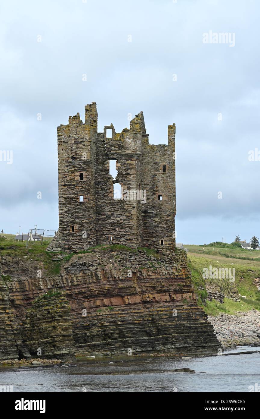Ruins of 16th century Keiss castle Sinclair's Bay, Caithness Scotland ...