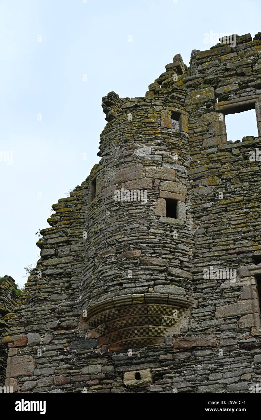 Ruins of 16th century Keiss castle Sinclair's Bay, Caithness Scotland ...
