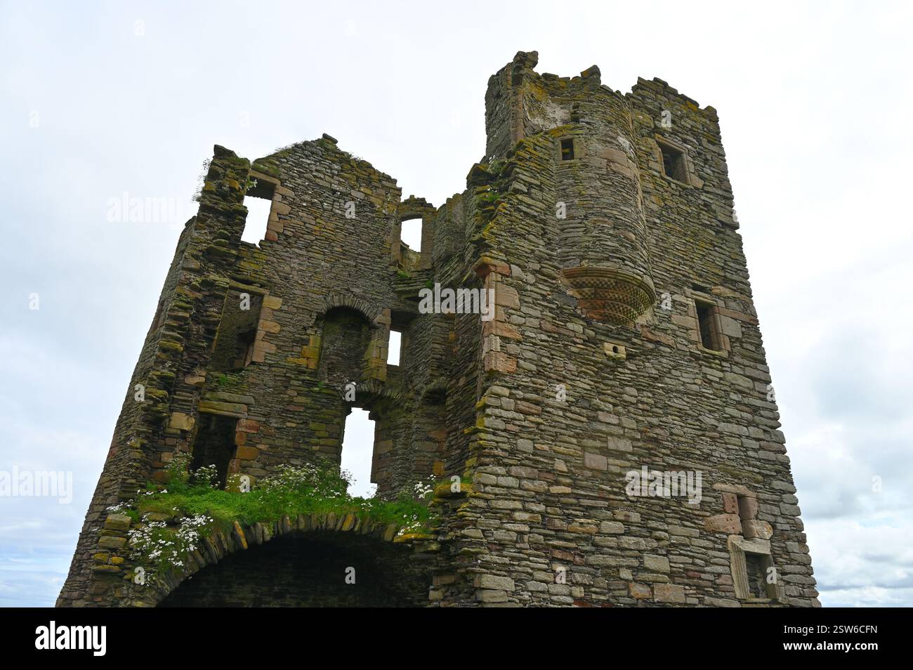 Ruins of 16th century Keiss castle Sinclair's Bay, Caithness Scotland ...