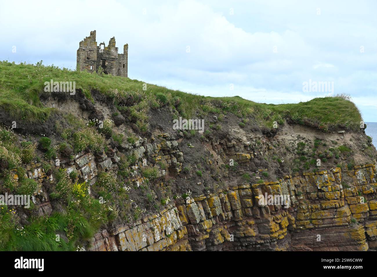 Ruins of 16th century Keiss castle Sinclair's Bay, Caithness Scotland ...
