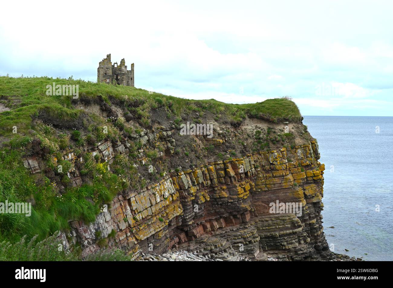 Ruins of 16th century Keiss castle Sinclair's Bay, Caithness Scotland ...