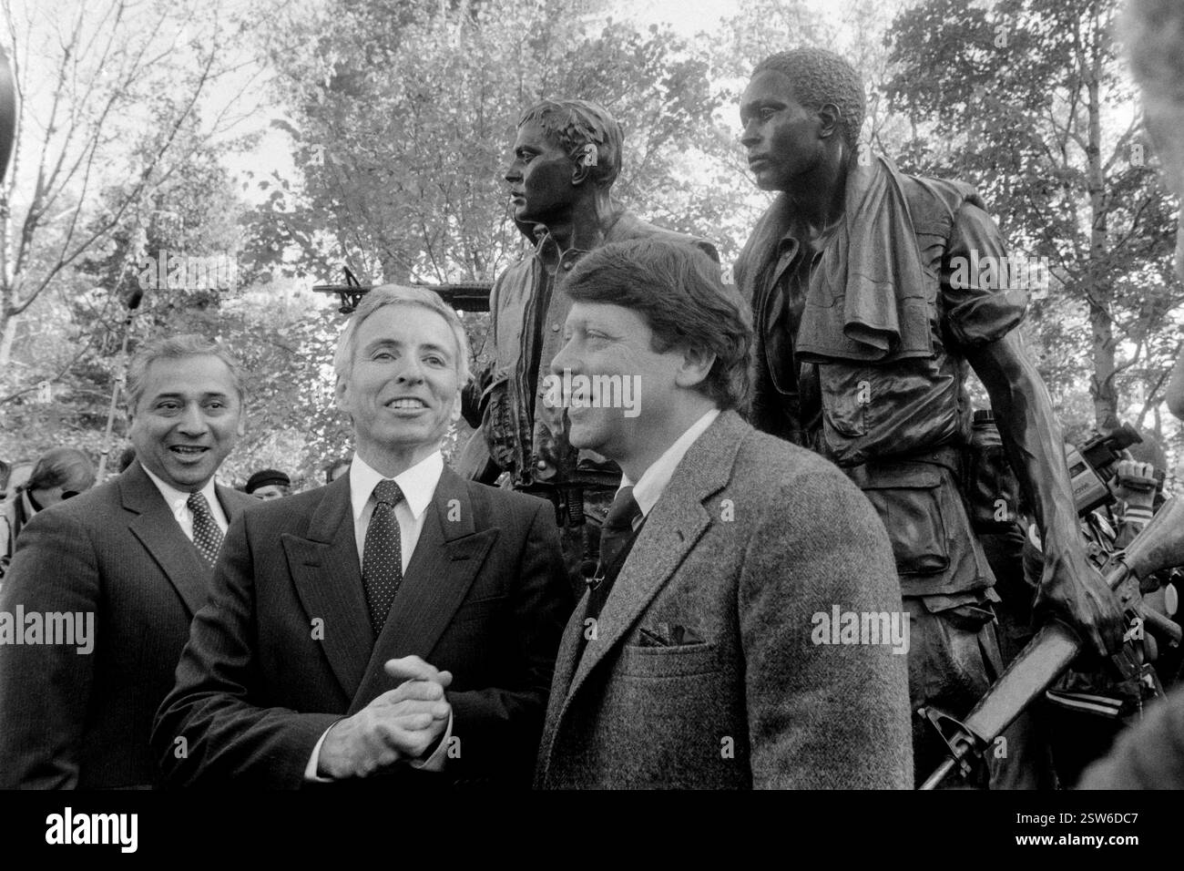 Former POW Lt. Cmdr. Everett Alvarez Jr, left, casting artist Joel ...
