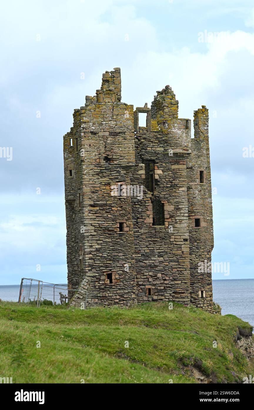 Ruins of 16th century Keiss castle Sinclair's Bay, Caithness Scotland ...