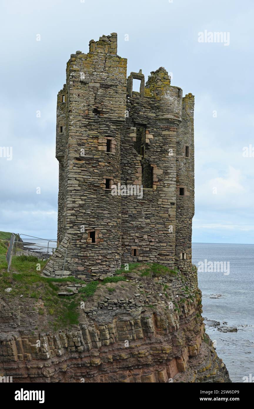 Ruins of 16th century Keiss castle Sinclair's Bay, Caithness Scotland ...