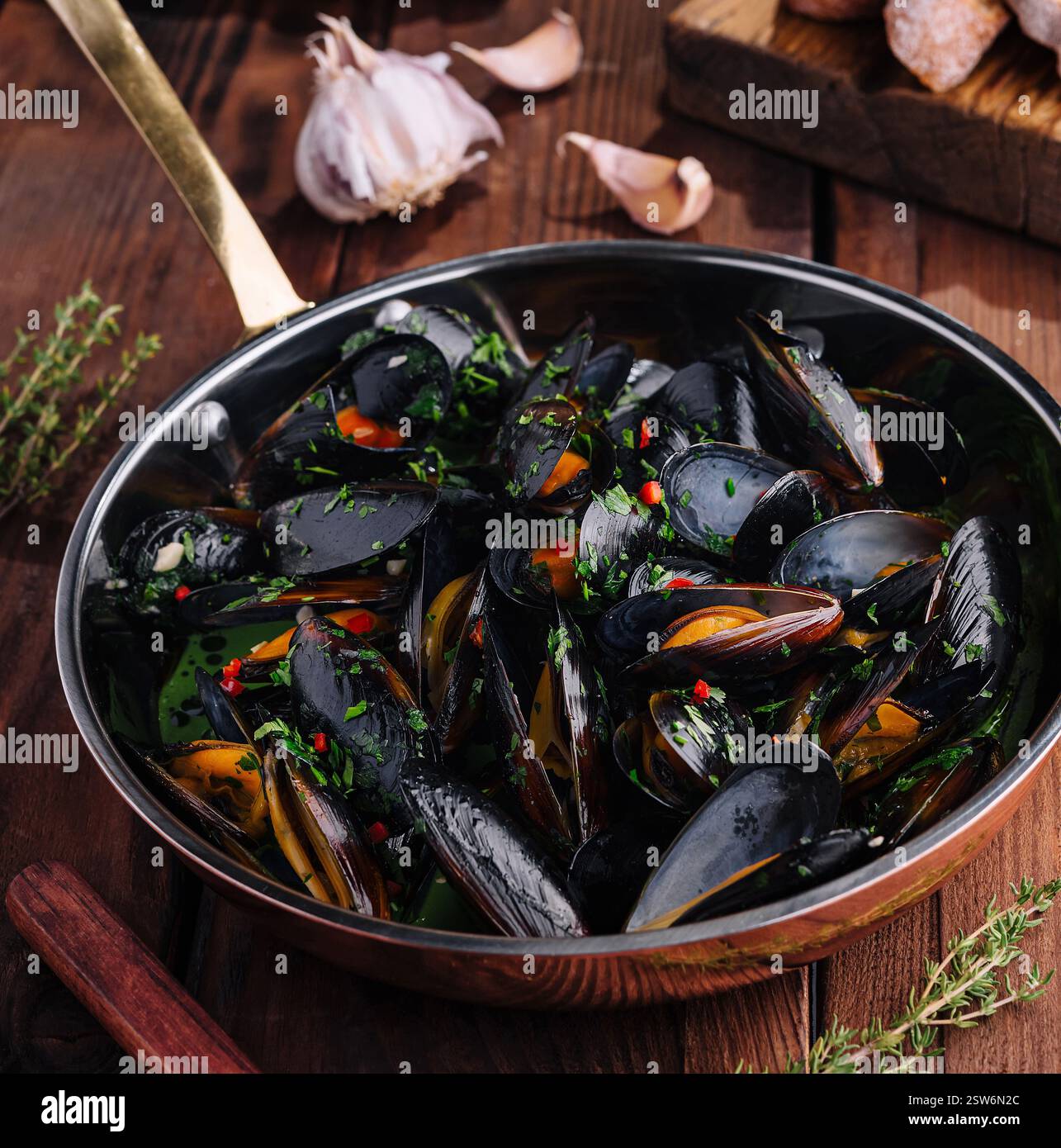 Gourmet mussels in garlic herb sauce Stock Photo - Alamy
