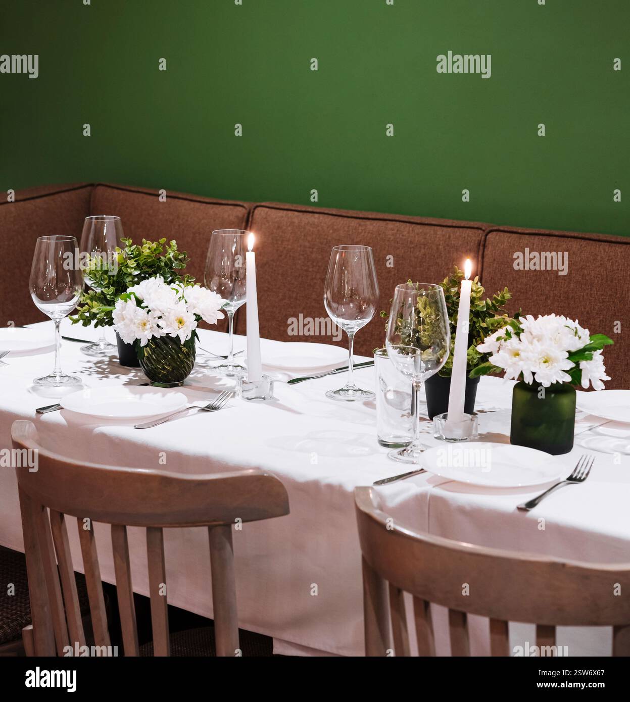 Elegant dining table setting with candlelight Stock Photo - Alamy