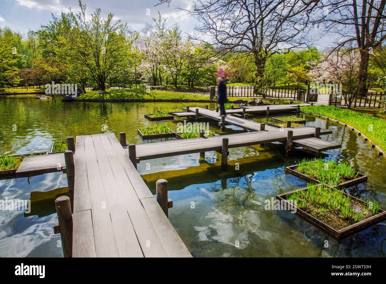 Wooden ZIgzag bridge - Japanese bridge , in Japanese garden in Hasselt ...