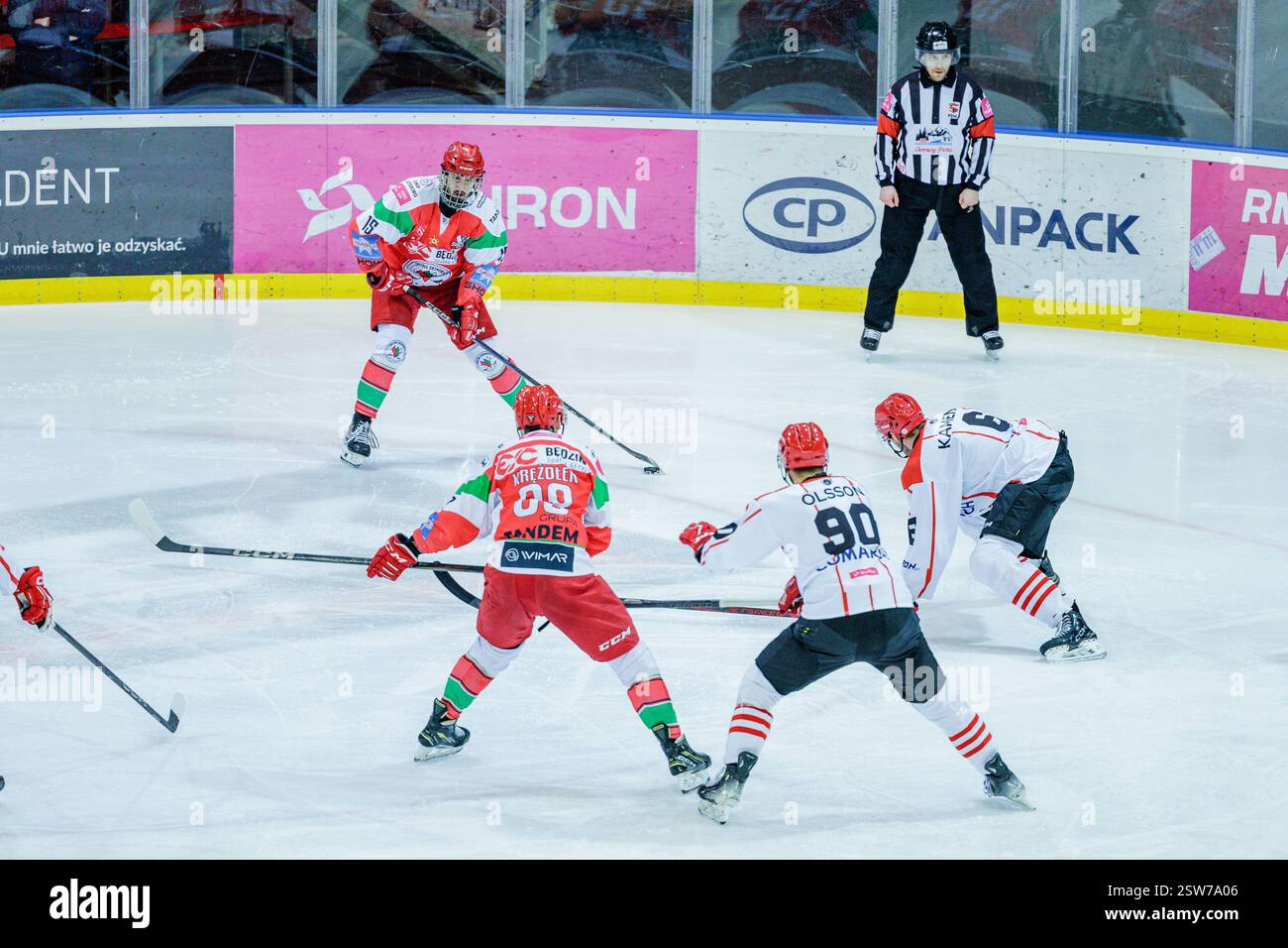 Hokeisci na lodowisku hi-res stock photography and images - Alamy