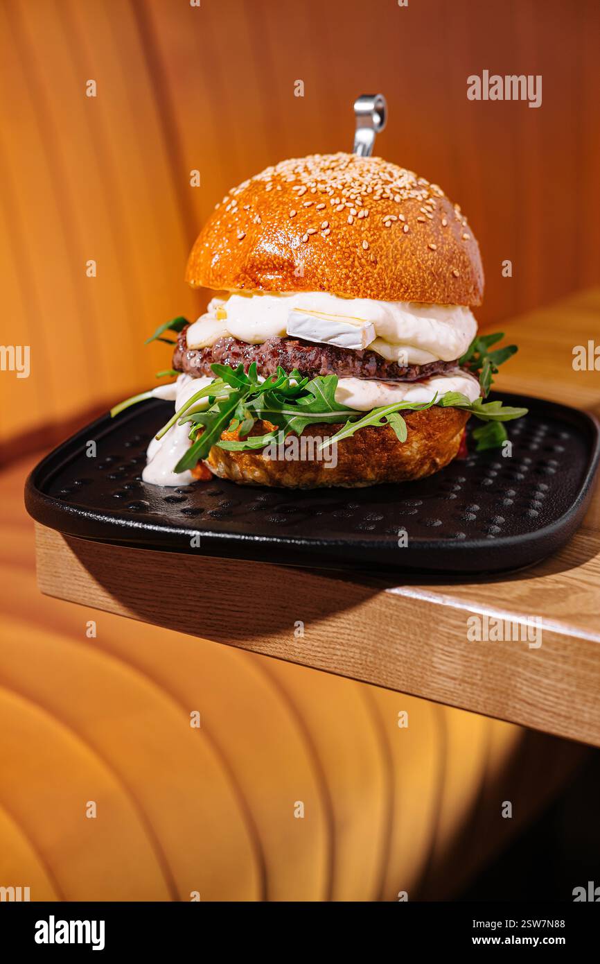 Gourmet beef burger with fresh toppings Stock Photo - Alamy