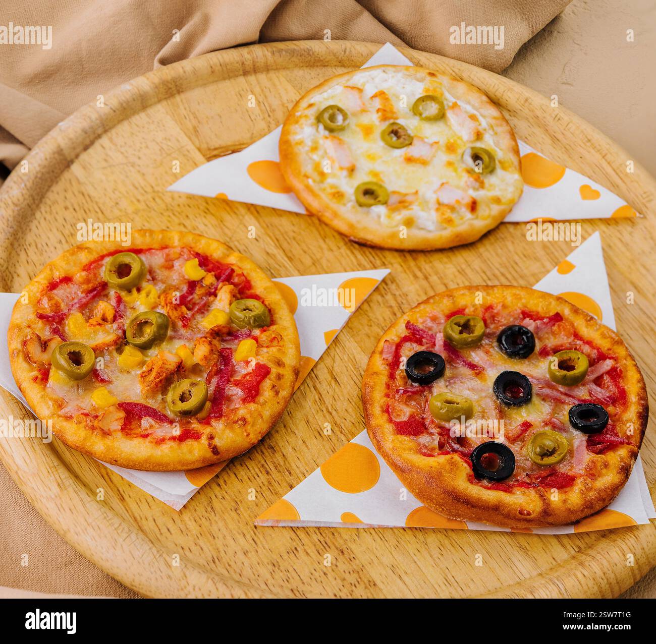 Feast table hi-res stock photography and images - Alamy