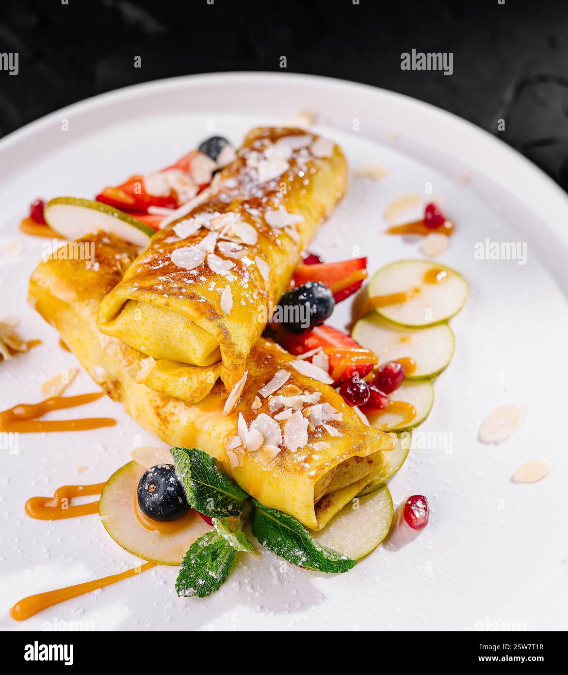 Food elegant presentation sweet hi-res stock photography and images - Alamy