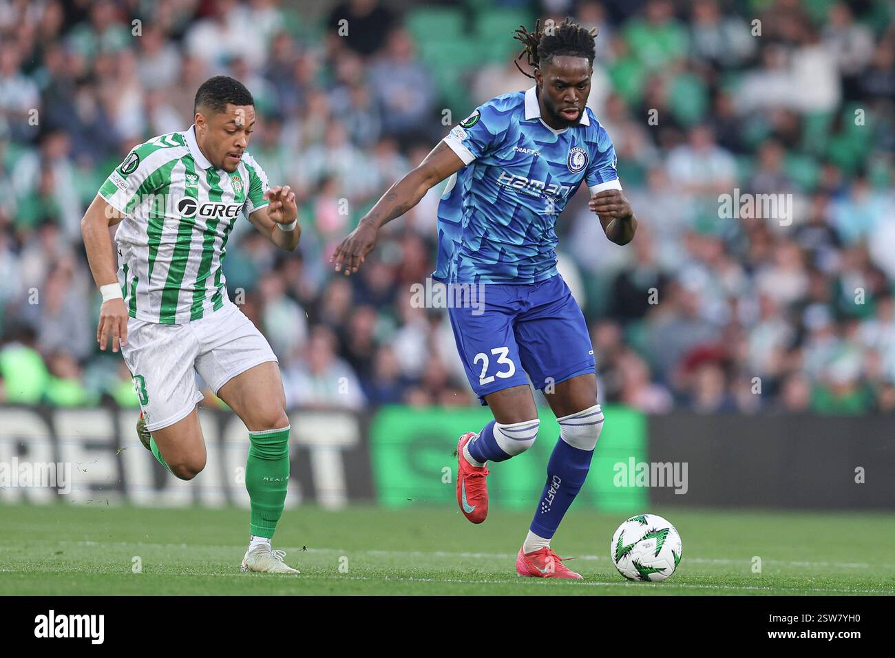 Jordan Torunarigha of KAA Gent and Vitor Roque of Real Betis during the ...