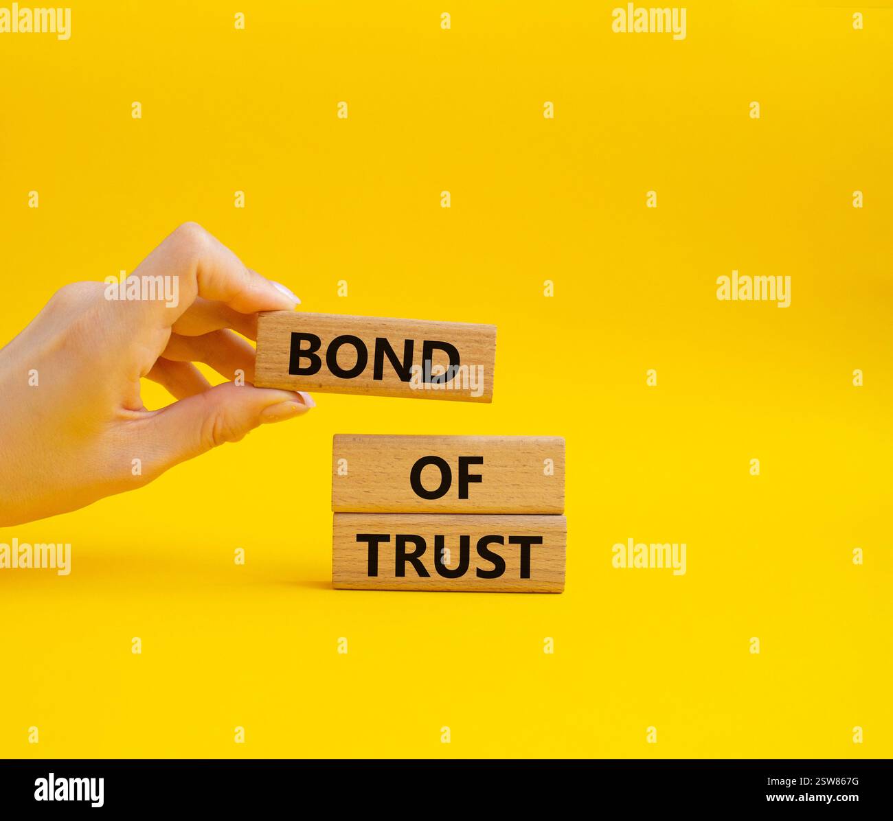 Bond of trust symbol. Wooden blocks with words Bond of trust. Beautiful ...