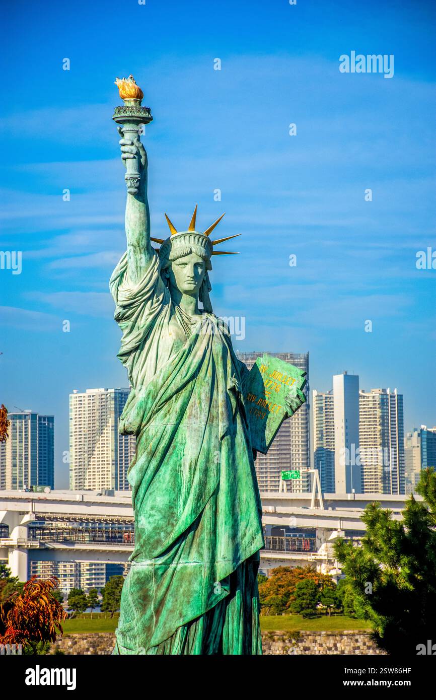 Statue of Liberty, Odaiba, Tokyo, Japan Stock Photo - Alamy