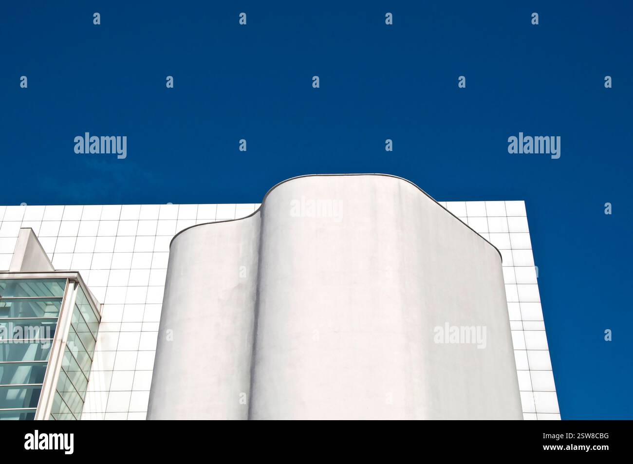 Detail of facade of the MACBA by Richard Meier architect, Barcelona ...