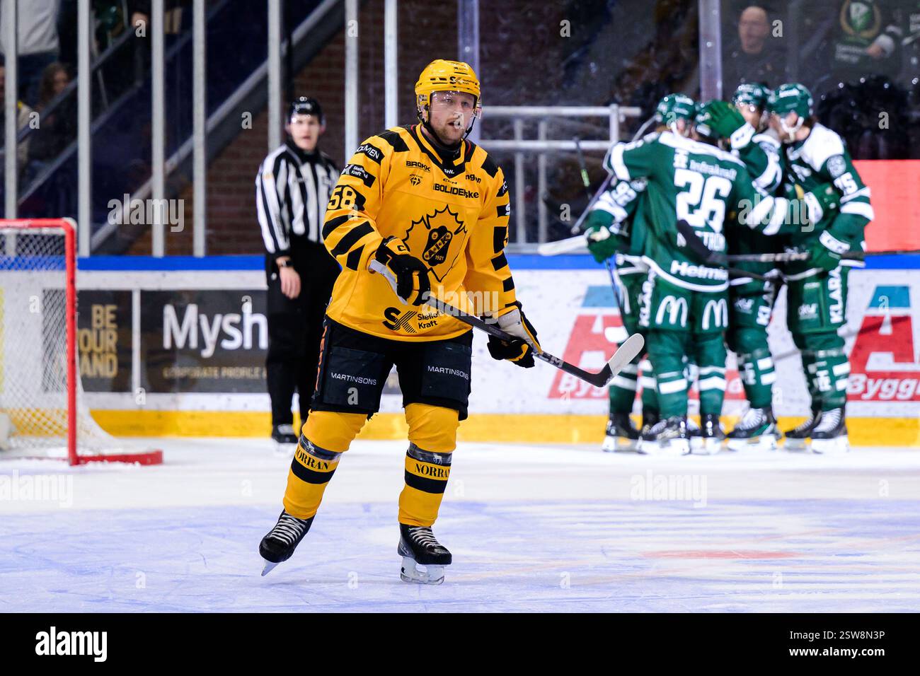 250220 Skellefteås Oskar Nilsson deppar efter 1-2 under ishockeymatchen i SHL mellan Färjestad ...