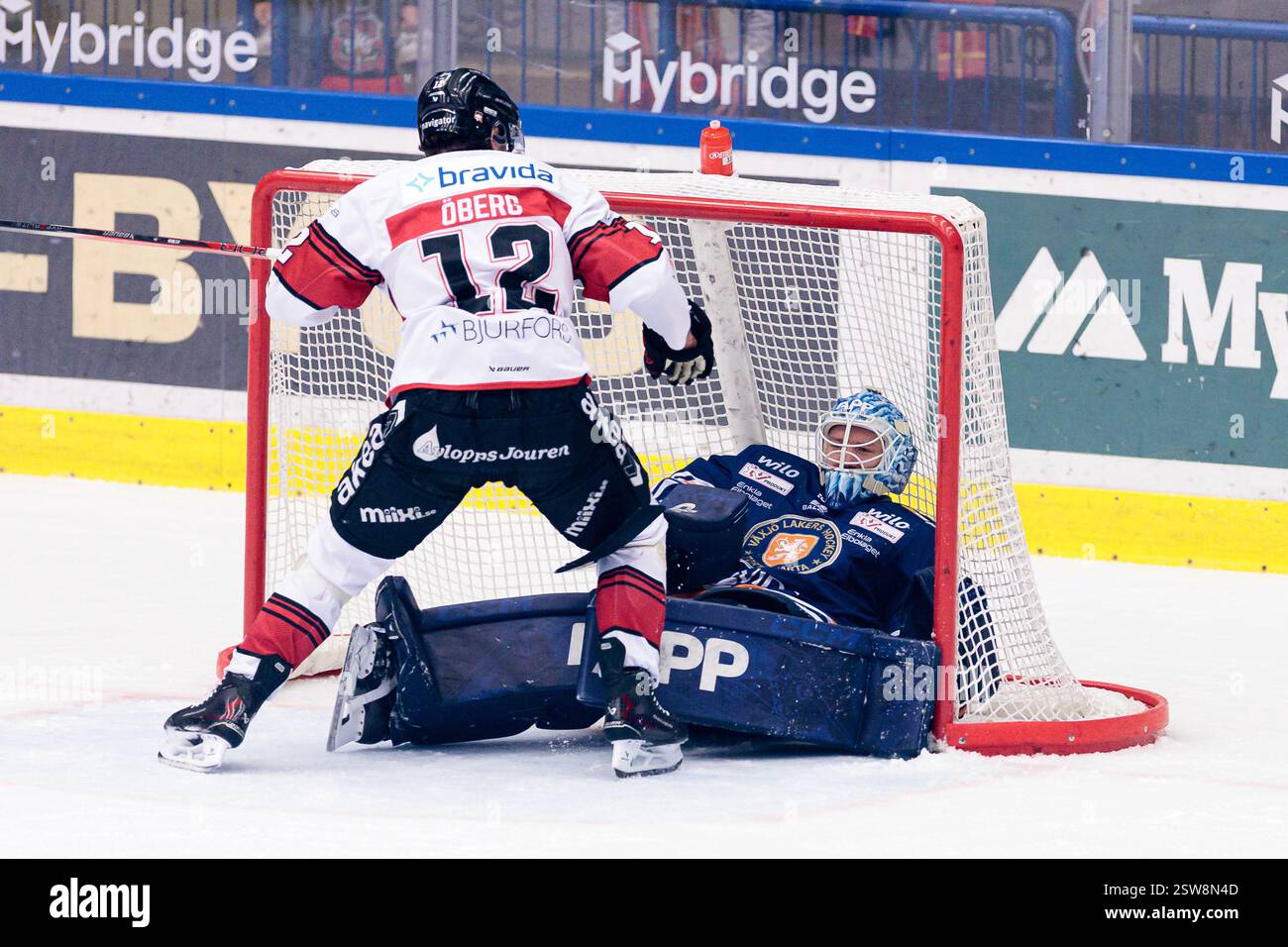 250220 Malmö Redhawks Linus Öberg och Växjös målvakt Emil Larmi under ...