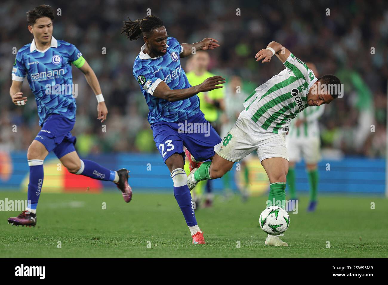 Vitor Roque of Real Betis and Jordan Torunarigha of KAA Gent during the ...