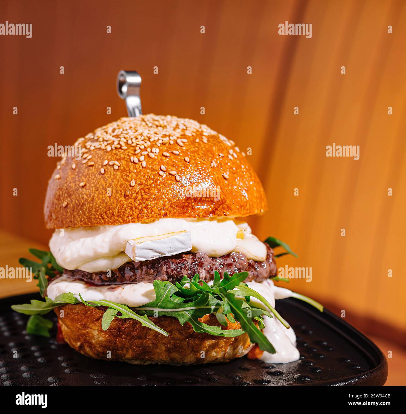 Gourmet beef burger with fresh toppings Stock Photo - Alamy