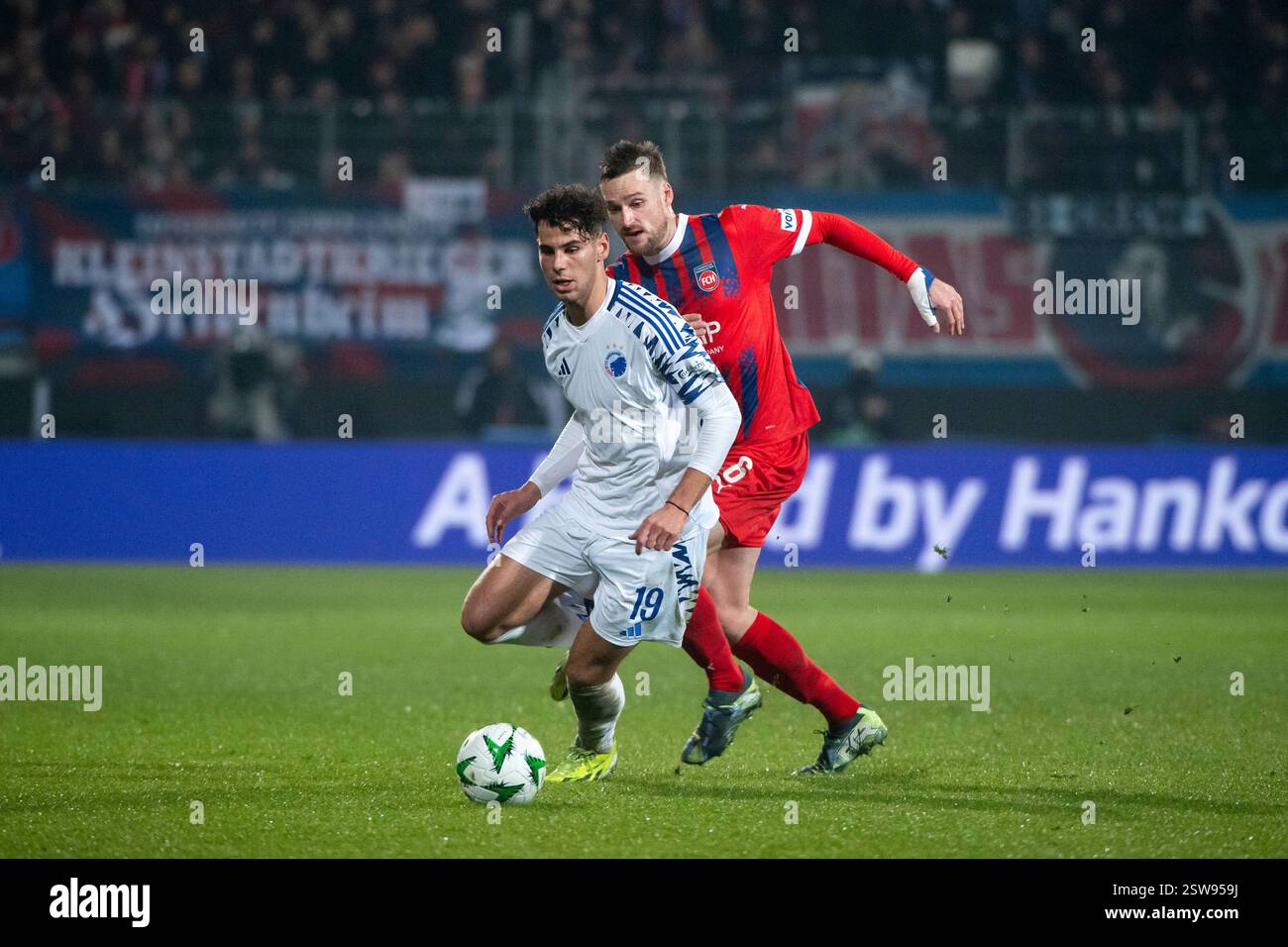 Amin Chiakha (FC Kopenhagen, #19) im Zweikampf mit Patrick Mainka (FC ...