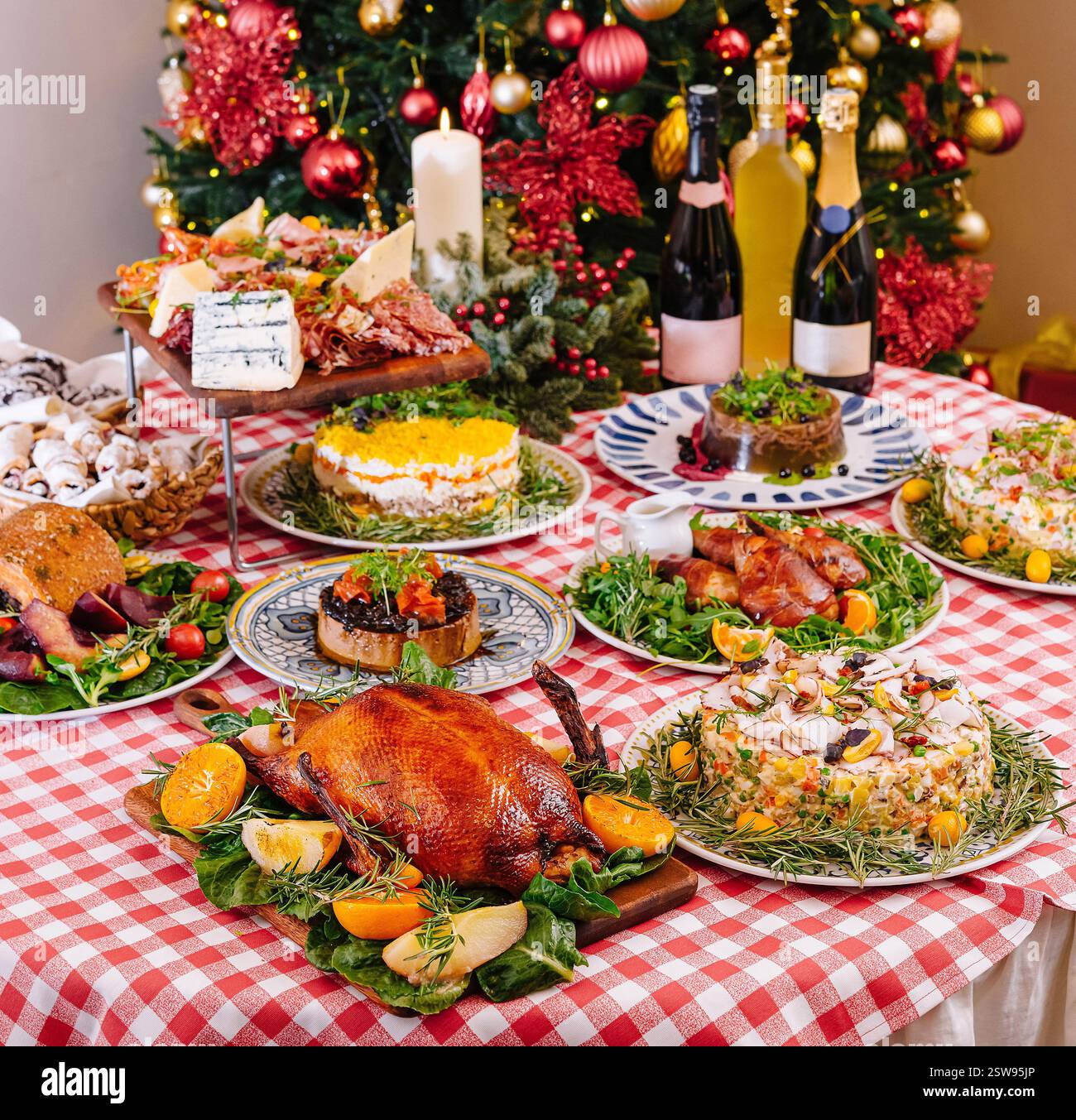 Feast table hi-res stock photography and images - Alamy