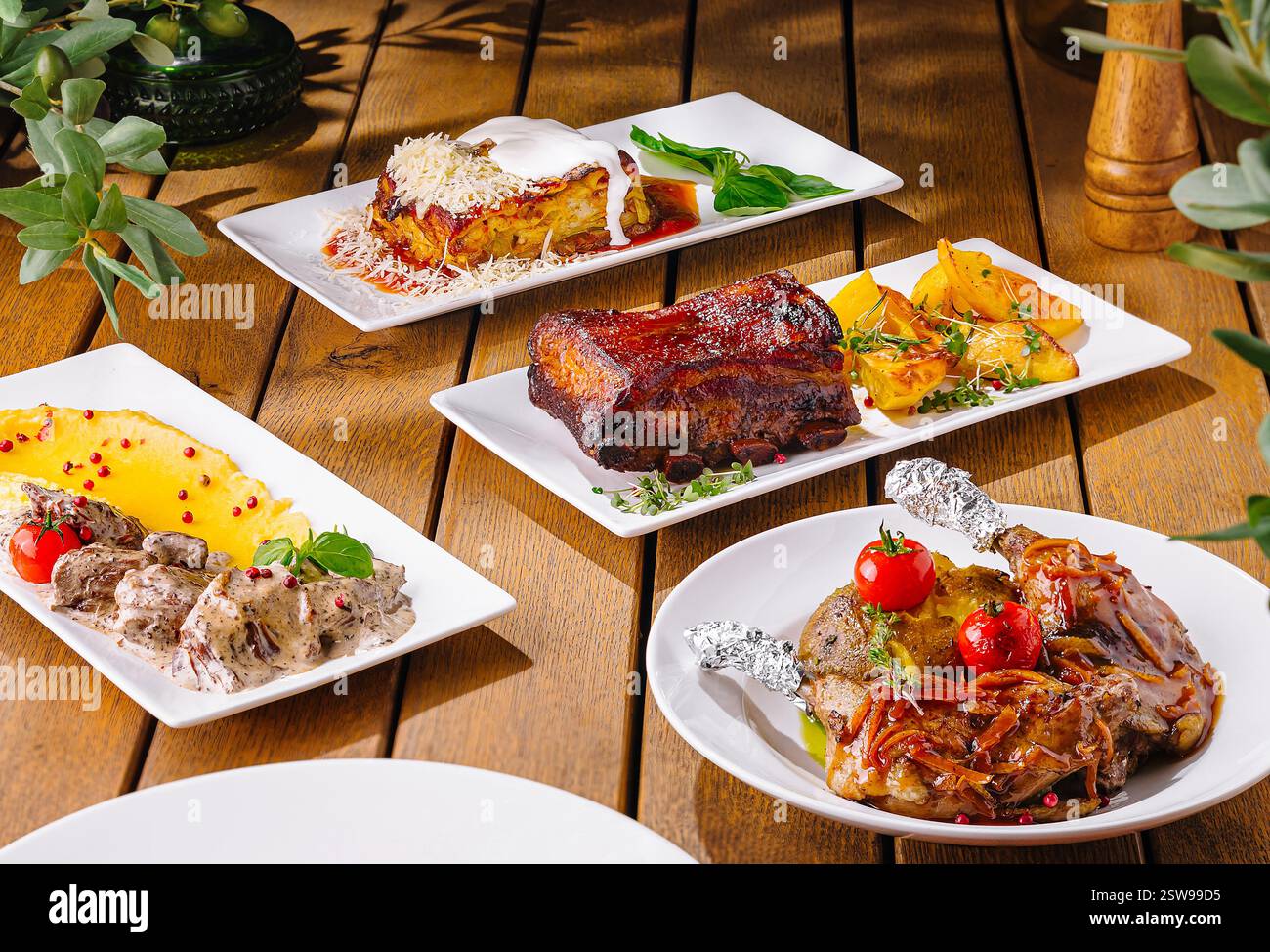 Feast table hi-res stock photography and images - Alamy