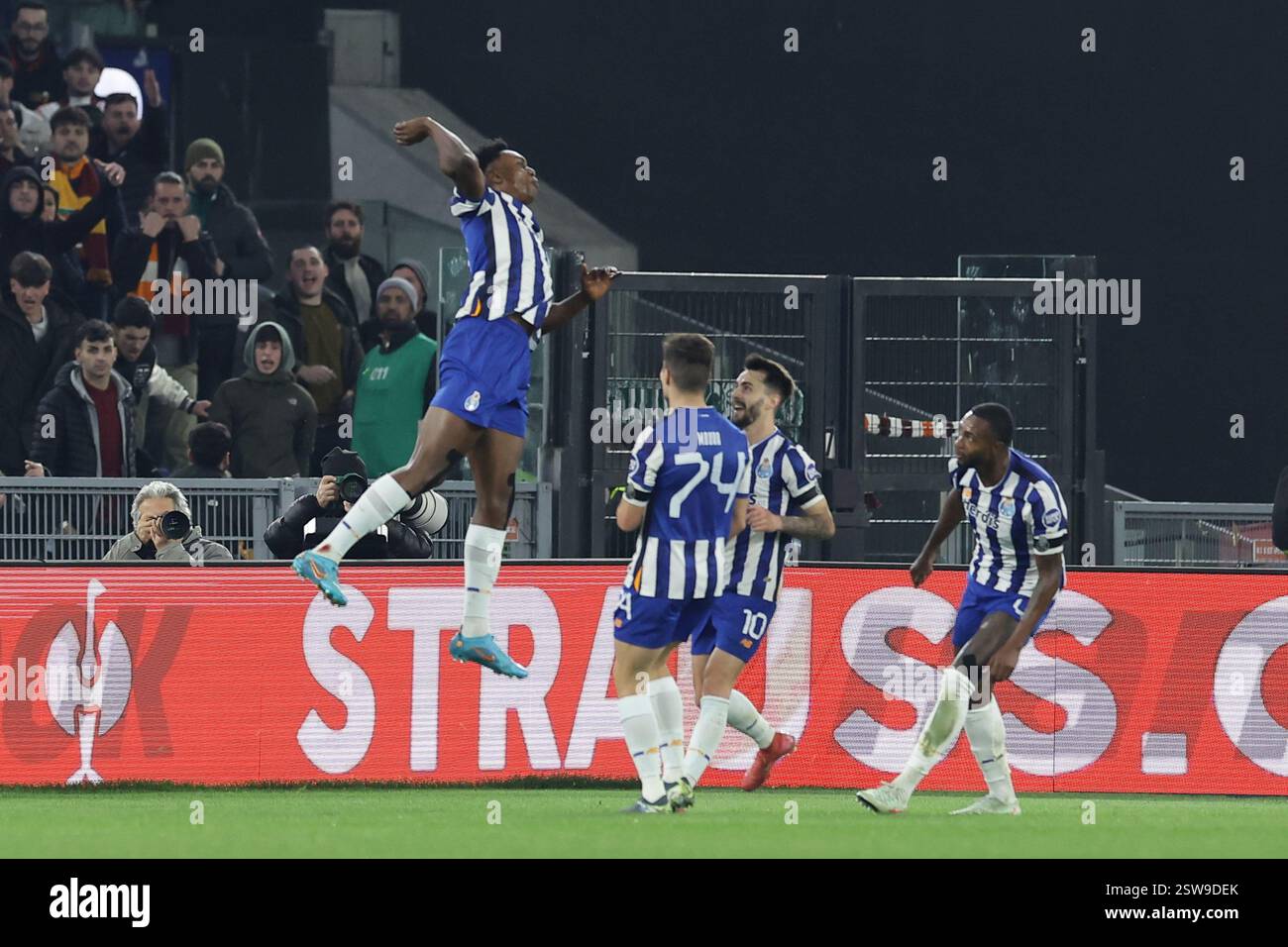 Porto's Spanish forward Samu Omorodion celebrates after scoring a goal ...