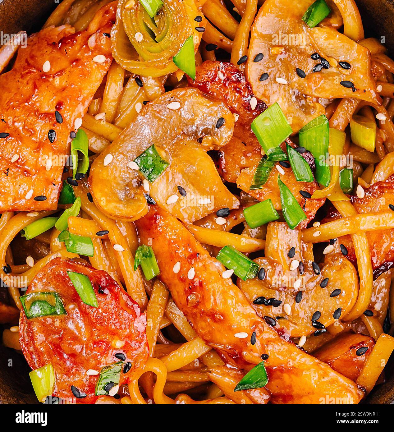 Asian stir-fried noodles with chicken and vegetables Stock Photo - Alamy