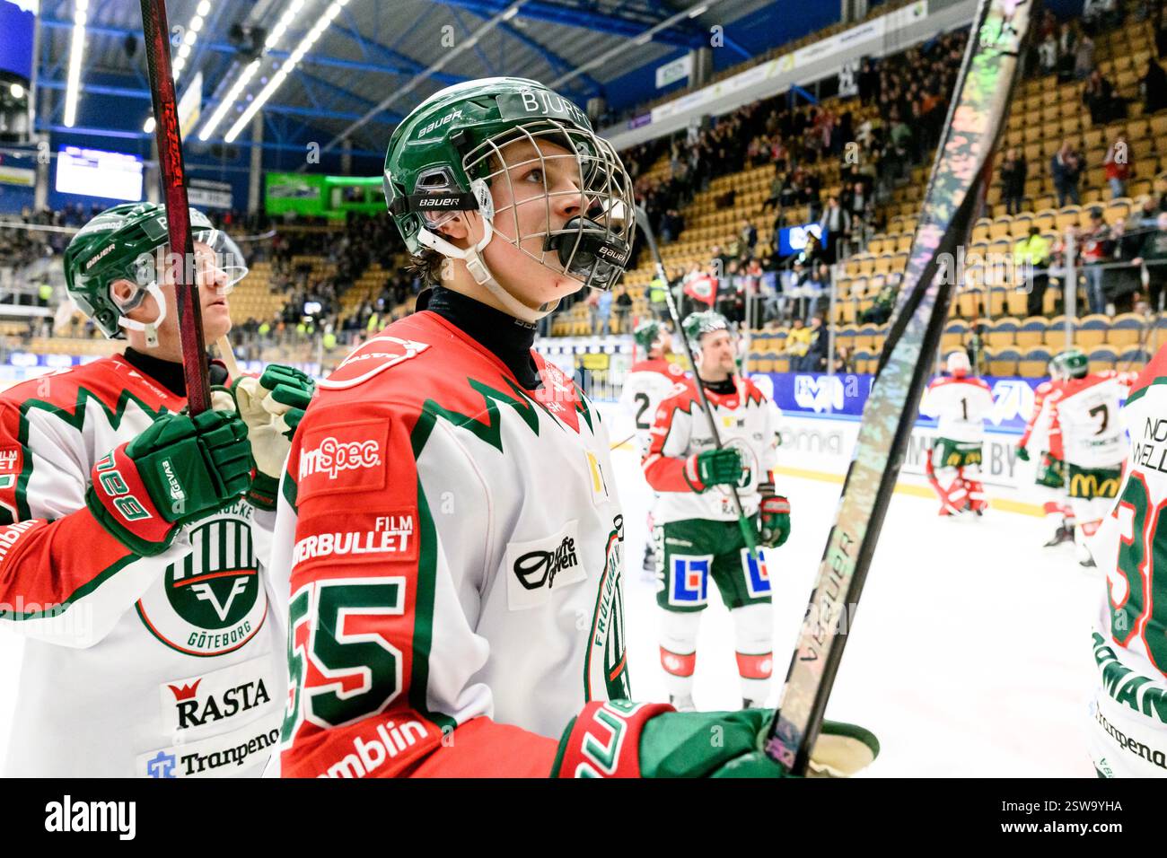 250220 Frölundas Ivar Stenberg jublar efter ishockeymatchen i SHL ...